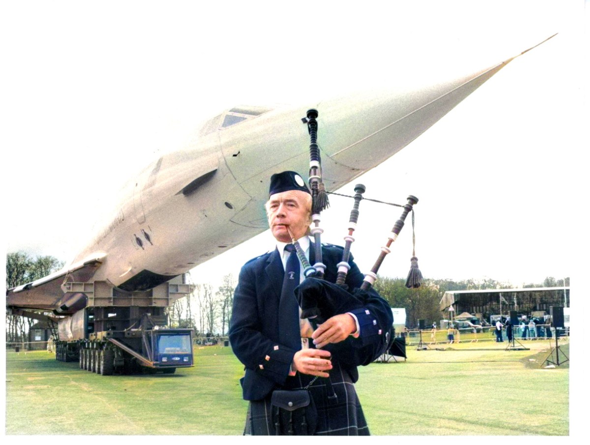 The Arrival of Concorde at the Museum of Flight, 19 April 2004. – Vecchio